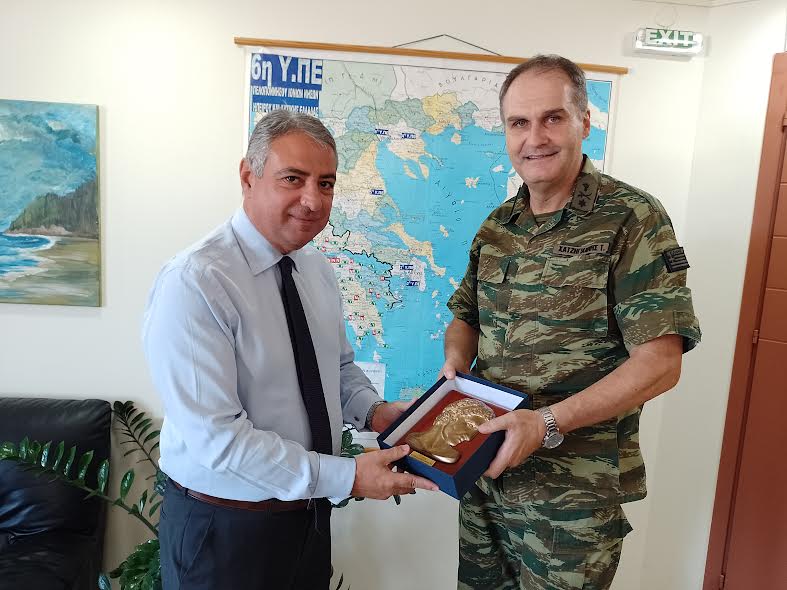 Τιμητική πλακέτα στον Διοικητή της 6ης ΥΠΕ Γιάννη Καρβέλη, από τον ...