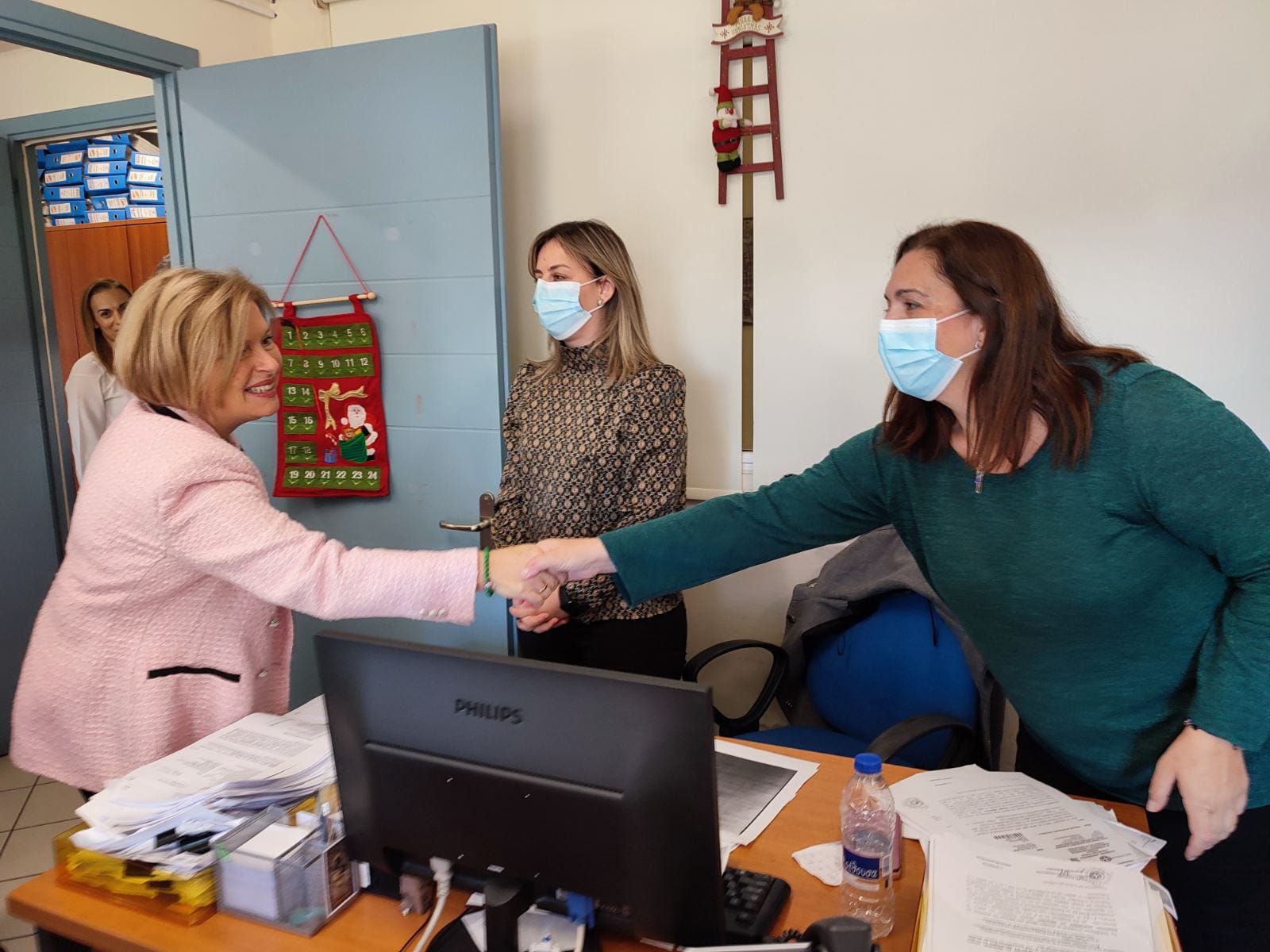 Στα γραφεία της 6ης ΥΠΕ η αν. Υπουργός Υγείας Μίνα Γκάγκα - Περιοδεία ...